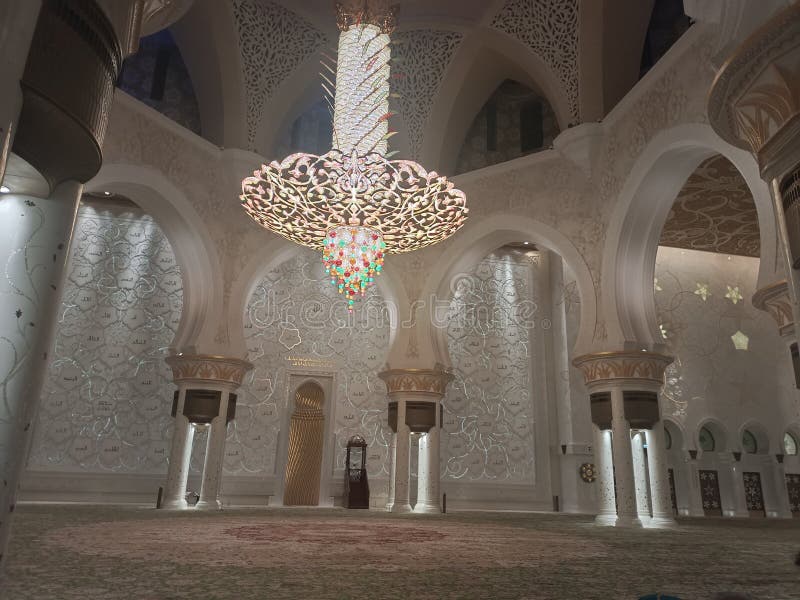 Abu Dhabi grand mosque editorial image. Image of altar - 305311690