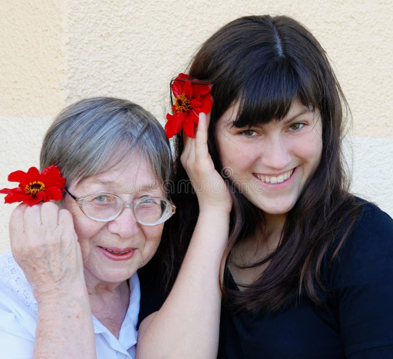 Abuela con nieta imagen de archivo. Imagen de sonrisa - 10568395