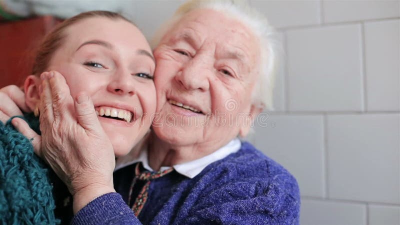 Abuela Y Nieto Felices Con Los Brazos Cruzados Juntos Almacen De Video ...