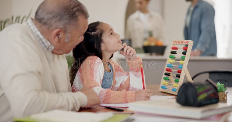 Hija De Padres Y Tareas Con Gran Ayuda Y Apoyo De Aprendizaje En La ... Hija De Padres Y Tareas Con Gran Ayuda Y Apoyo De Aprendizaje En La ...
