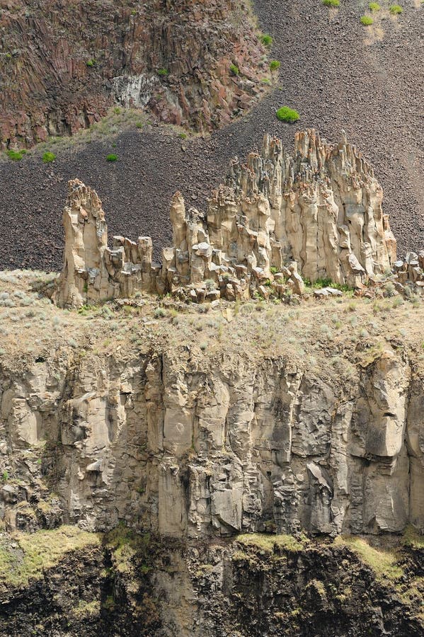 Acantilado escarpado foto de archivo. Imagen de verde - 45421422