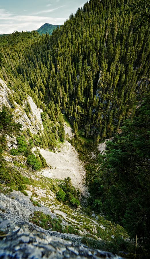 Acantilado escarpado imagen de archivo. Imagen de sereno - 45421839