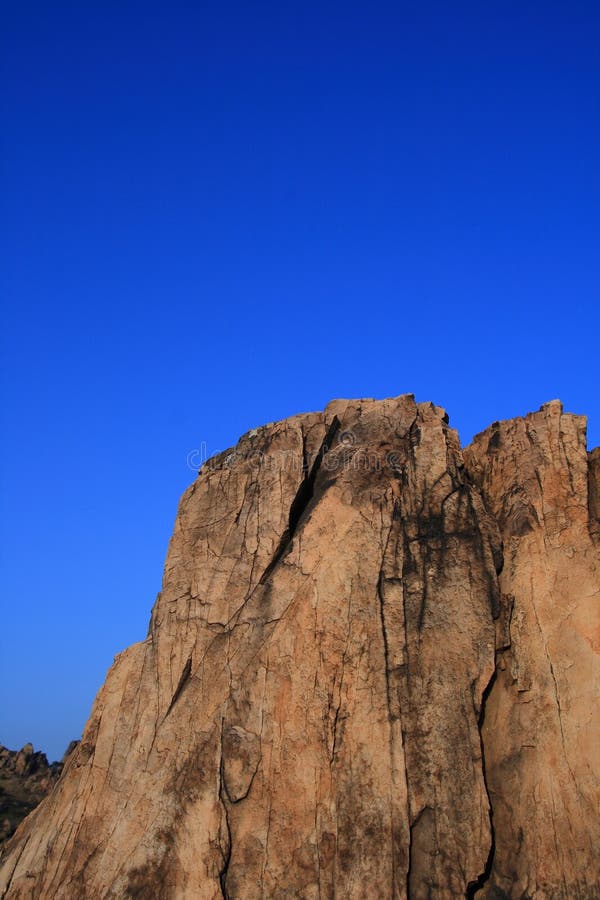 ACANTILADO ESCARPADO ILUMINADO POR the SUN Foto de archivo - Imagen de ...