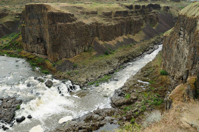 Acantilado Escarpado a La Barranca Imagen de archivo - Imagen de ...