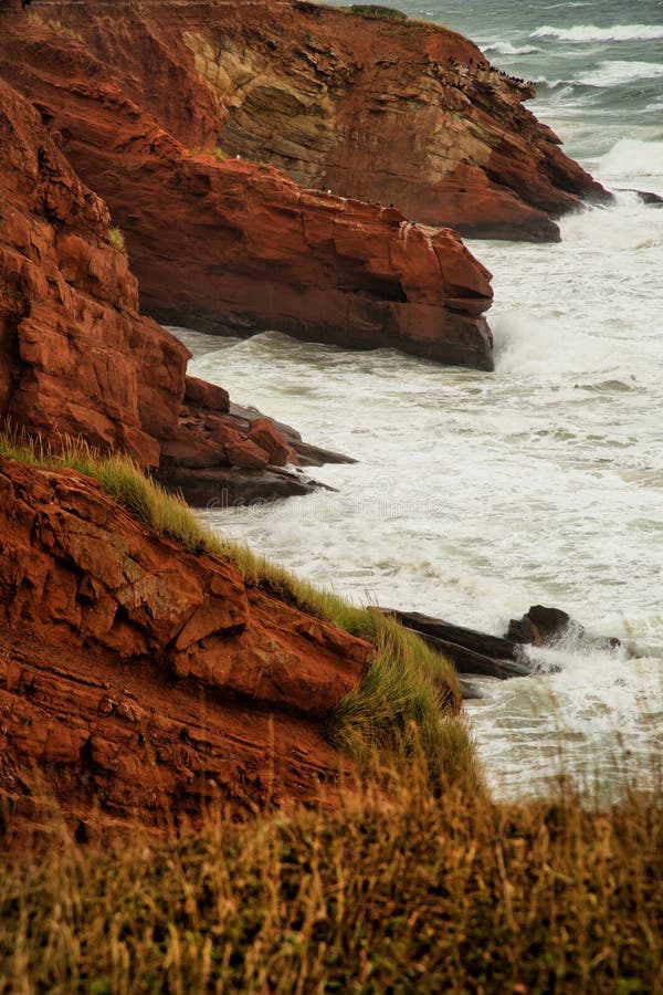 Acantilado Rojo En Las Islas De Magdalen Imagen de archivo - Imagen de ...