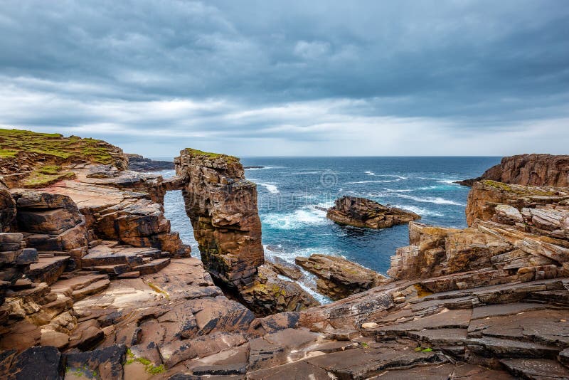 Rocas Y Acantilados En Las Islas De Orkney Foto de archivo - Imagen de ...
