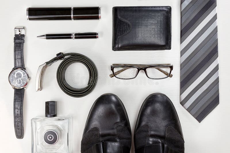 La Ropa Casual Y Los Accesorios De Los Hombres En Fondo De Madera Foto ...
