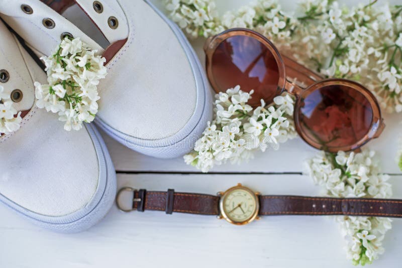 Accesorios femeninos imagen de archivo. Imagen de hembra - 120855847