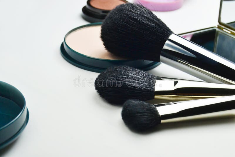 Accessoires de maquillage image stock. Image du eyeshadow - 45030427