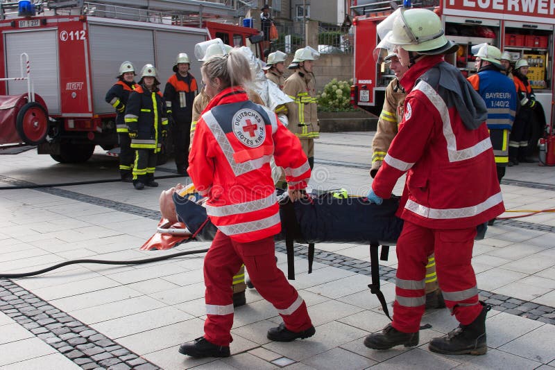 Accidente De Tráfico Fatal - Persona Atrapada Imagen editorial - Imagen ...