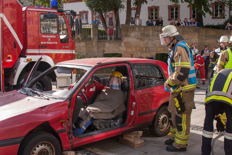 Accidente De Tráfico Fatal - Persona Atrapada Fotografía editorial ...