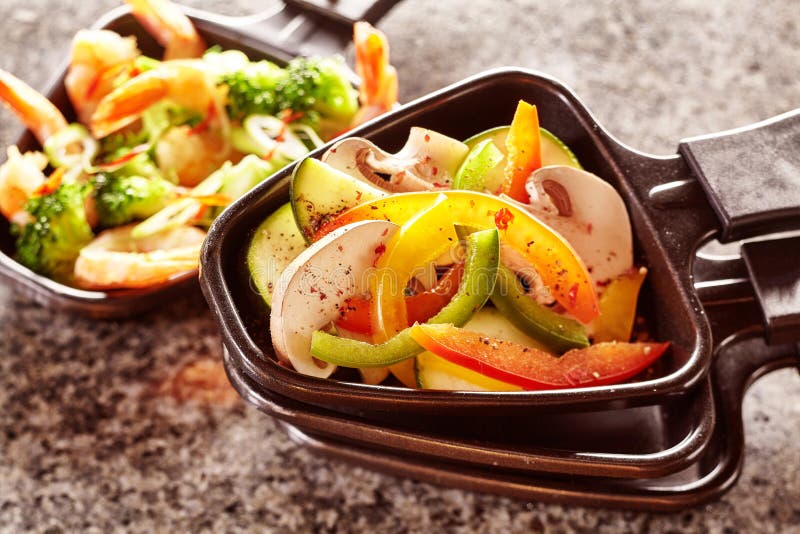 Accompagnements Assortis Pour Le Raclette Suisse Photo stock - Image du ...