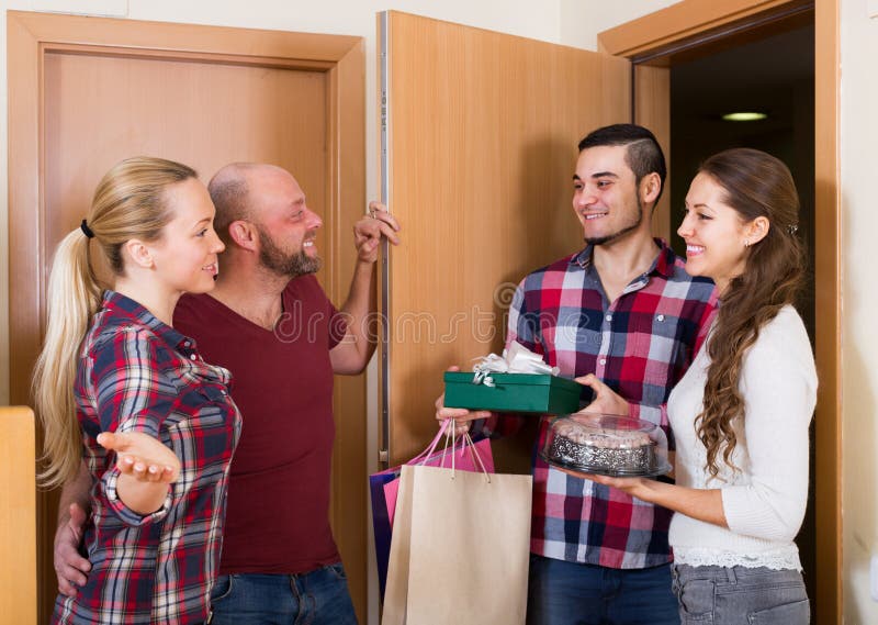 Accueil chaleureux image stock. Image du bras, heureux - 21069411