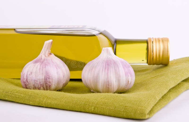Aceite De Oliva Y Ajo Fresco Imagen de archivo - Imagen de blanco ...