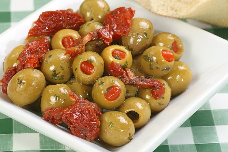 Aceitunas Rellenas Con El Pimiento Morrón Foto de archivo - Imagen de ...