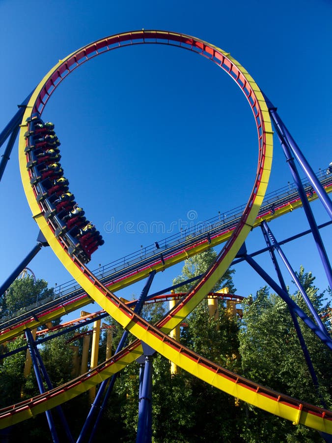 Achtbaan stock foto. Image of aflopend, ceder, blauw - 15949504