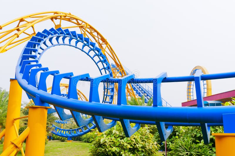 Achtbaan stock foto. Image of feestelijk, eerlijk, pret - 24676798