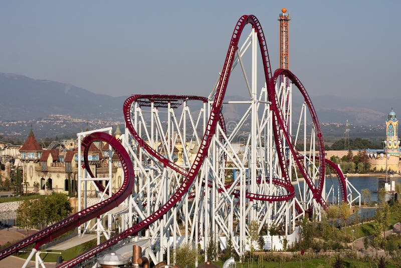 Het detail van de achtbaan redactionele foto. Image of schommeling ...