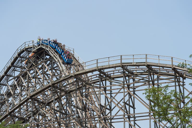 Houten Achtbaantrein Omhoog Redactionele Stock Foto - Image of gebouw ...