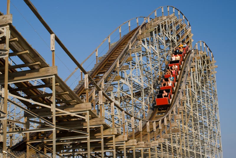 Houten Achtbaan redactionele foto. Image of daling, avontuur - 58520211