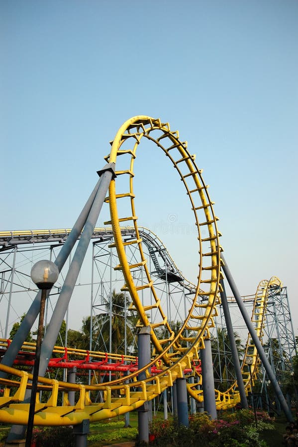 Achtbaanrit stock foto. Image of wolken, vervagen, levensstijl - 10744880