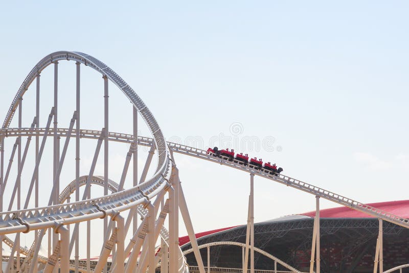 Achtbaan Bij Ferrari-Wereld in Abu Dhabi Redactionele Foto - Image of ...