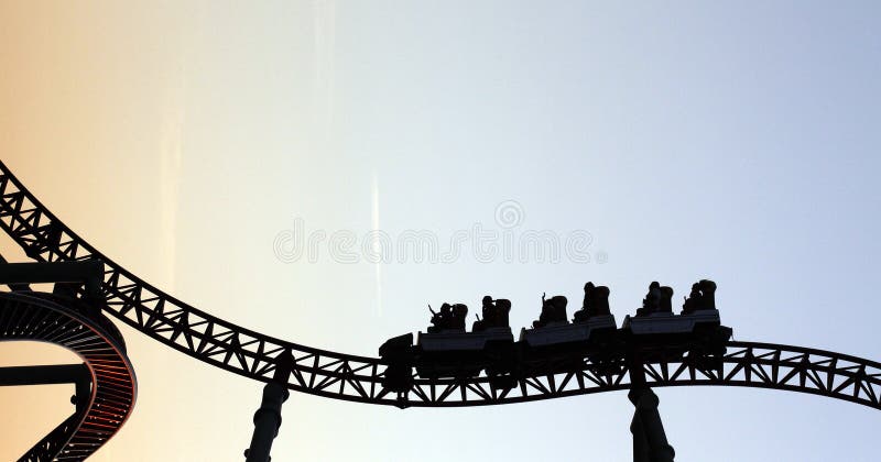 Achtbaan in pretpark stock afbeelding. Image of pret - 17123117