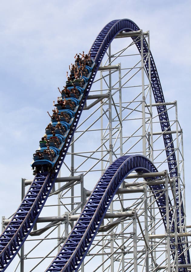Achterbahn, Die Einen Hügel Hinauf Fährt Stockbild - Bild von fahrt ...