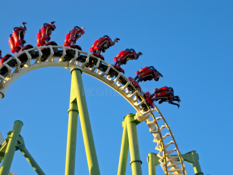 Achterbahn Mit Nahaufnahme Des Blauen Himmels Stockbild - Bild von ...