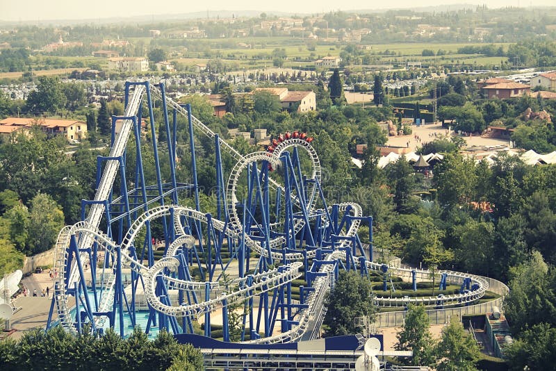 Achterbahn stockfoto. Bild von abenteuer, unterhaltung - 89756398