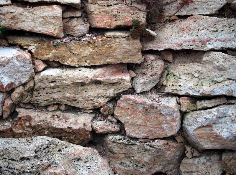 Muur Die Van Natuurlijke Steen Wordt Gebouwd. Stock Foto - Afbeelding ...