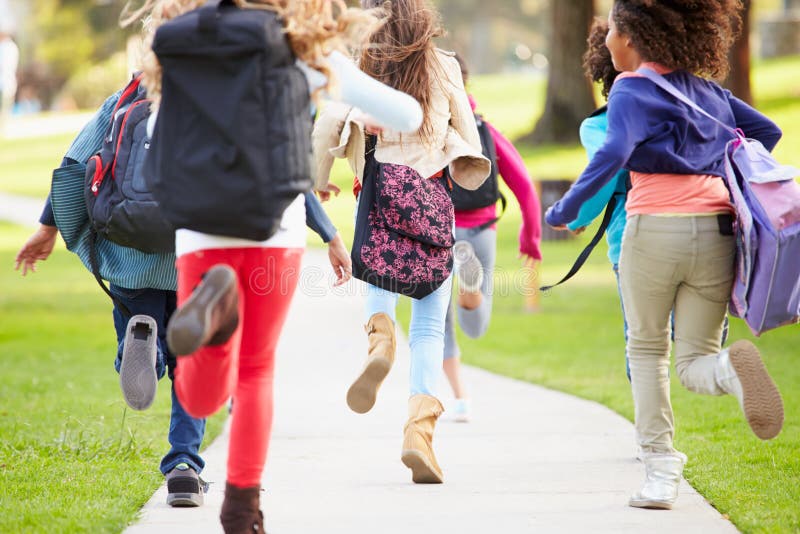 Achtermening Van Kinderen Die Langs Weg in Park Lopen Stock Foto ...