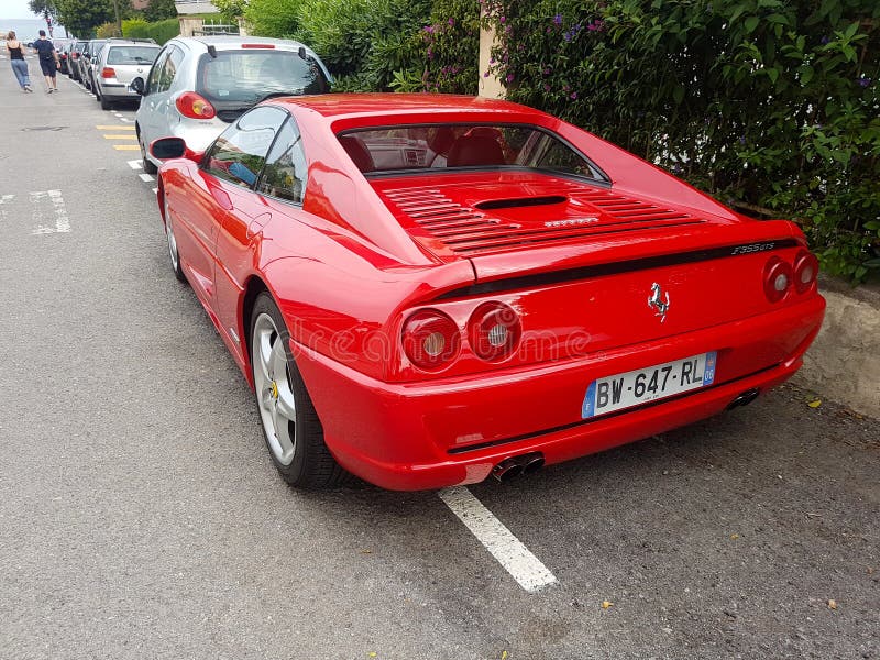 Achtermening Van Luxe De Rode Ferrari F355 Berlinetta Redactionele ...