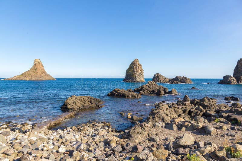 Aci Trezza, Sicilia, Italia Foto de archivo - Imagen de horizonte ...