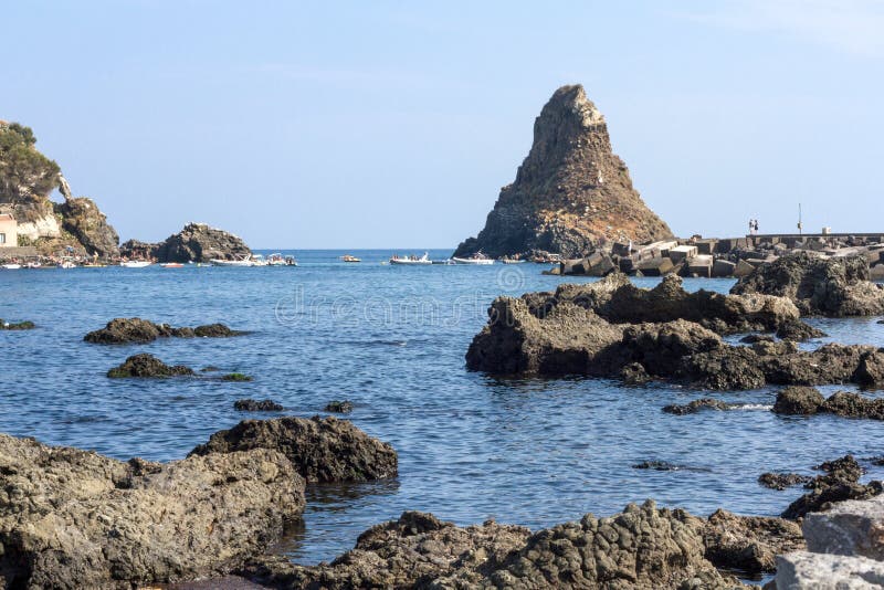 Aci Trezza, Sicilia, Italia Foto de archivo - Imagen de azul, turismo ...