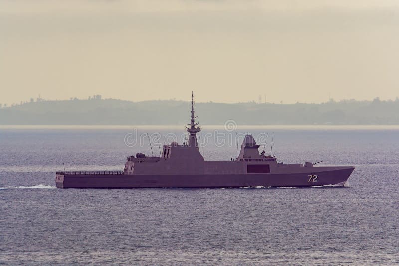 El Acorazado Moderno Patrulla En El Estrecho De Singapur Imagen de ...