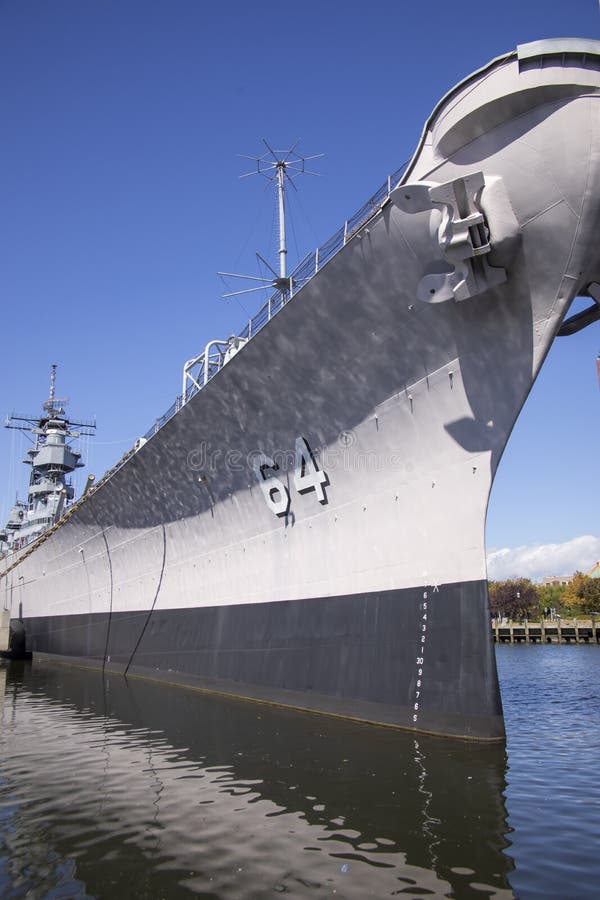 Buque De Guerra USS WIsconsin En Norfolk Foto editorial - Imagen de ...