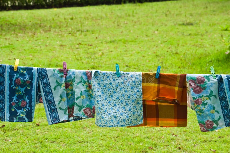 Sujetar un trapo imagen de archivo. Imagen de rojo, manera - 15661147