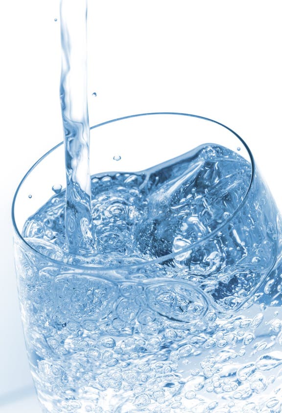 Acqua Che Viene Versata in Un Bicchiere Fotografia Stock - Immagine di ...