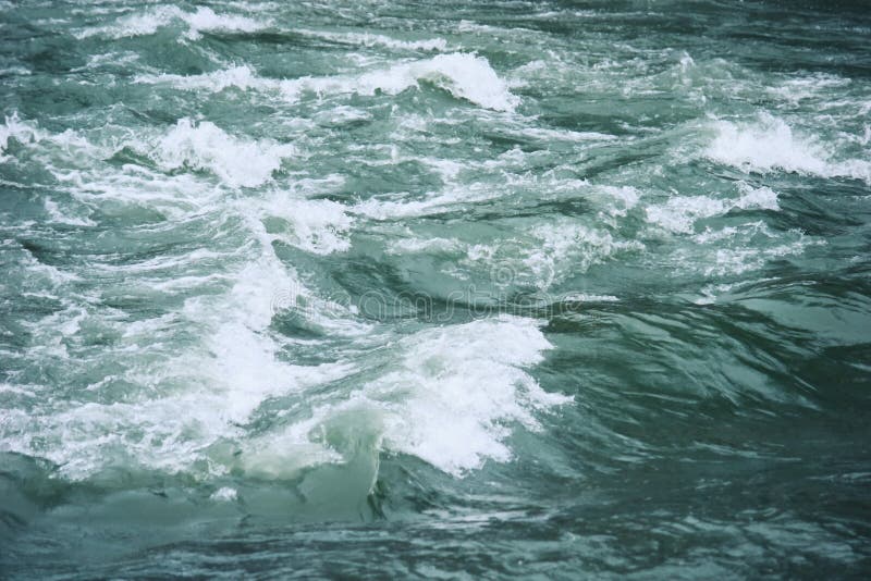 Acqua Di Fiume Con Flusso Turbolento Immagine Stock - Immagine di ...