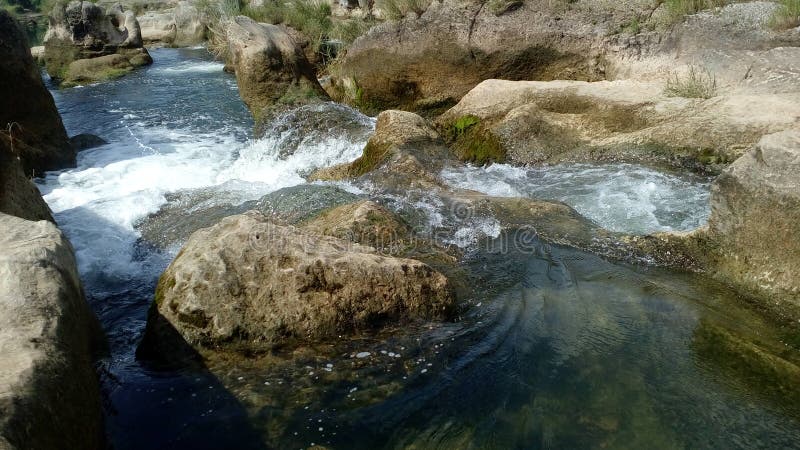 Acqua di fiume naturale immagine stock. Immagine di amore - 80081683