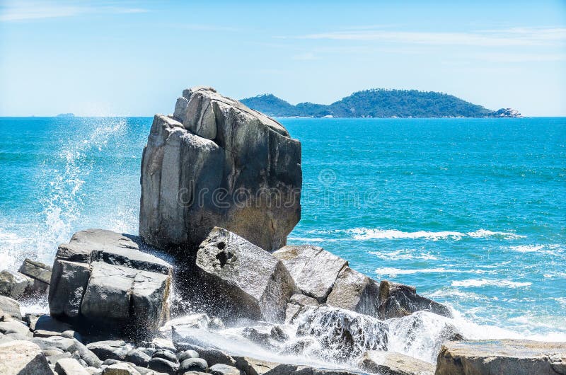Acqua Di Mare Che Colpisce Una Pietra Enorme E Che Spruzza Acqua ... Acqua Di Mare Che Colpisce Una Pietra Enorme E Che Spruzza Acqua ...