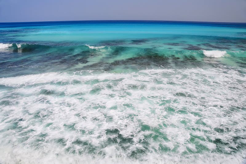 Acqua Di Mare Verde Smeraldo Con Il Cielo Luminoso Fotografia Stock ...