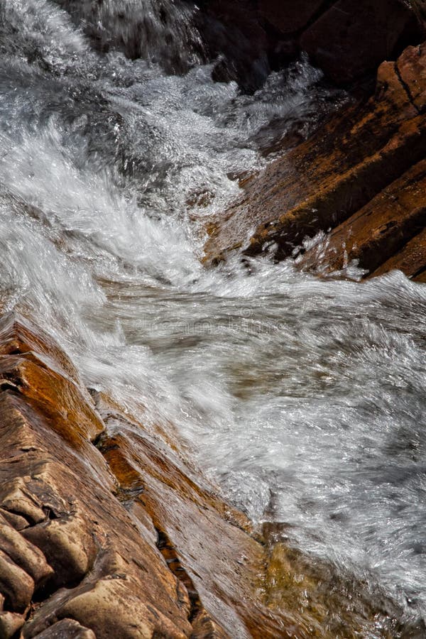 Acqua a flusso rapido fotografia stock. Immagine di acqua - 27714568