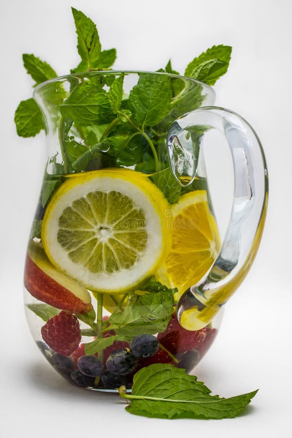 Acqua infusa con frutta immagine stock. Immagine di casalingo - 32496077