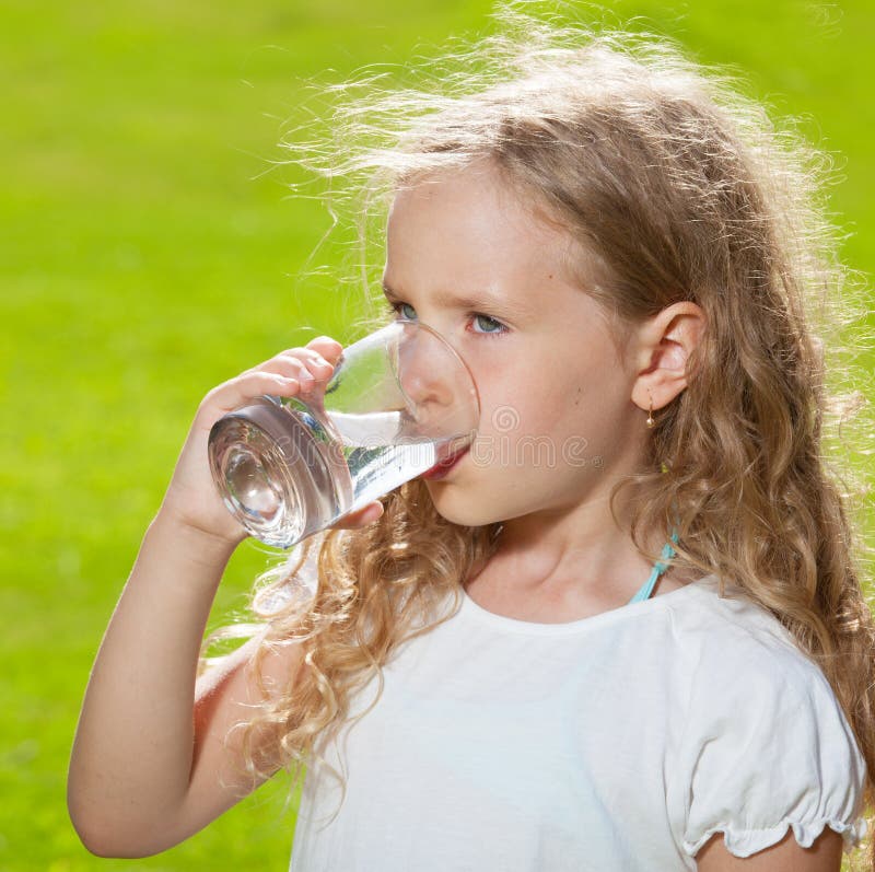 Acqua potabile del bambino fotografia stock. Immagine di molla - 39528808