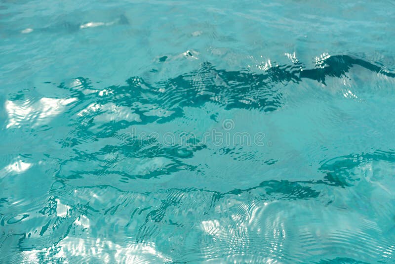 L'acqua Trasparente Dell'oceano Con Le Rocce E Le Montagne All'isola Di ...