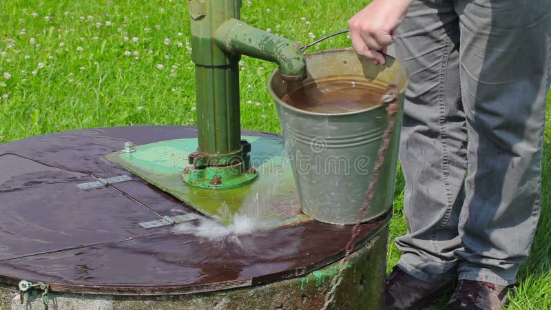 Acqua Versata Uomo Dal Secchio Stock Footage - Video di bevibile ...