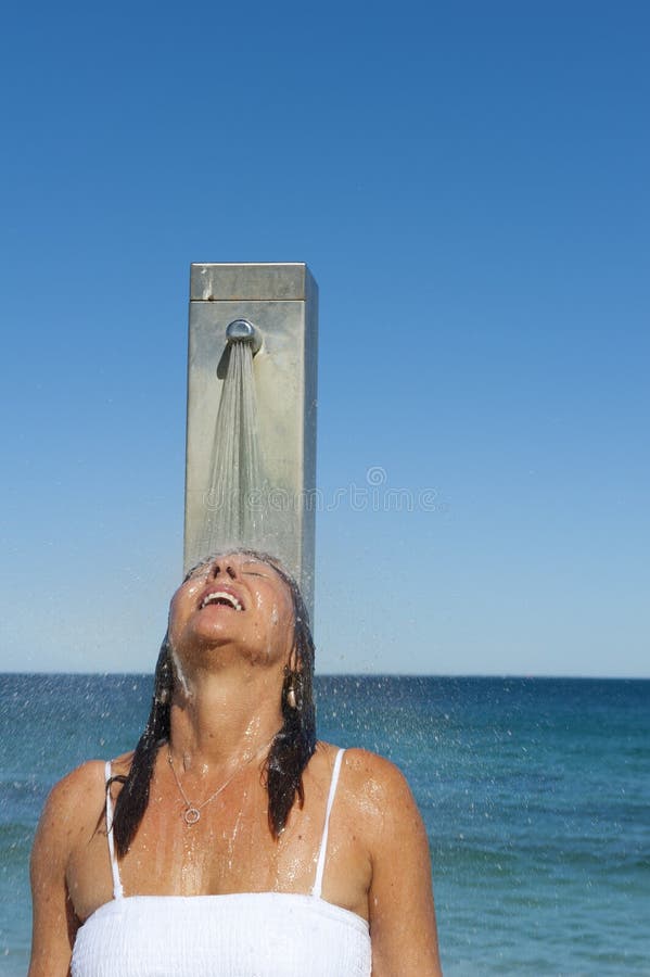 Acquazzone Di Rinfresco Per La Donna All'oceano Fotografia Stock ...