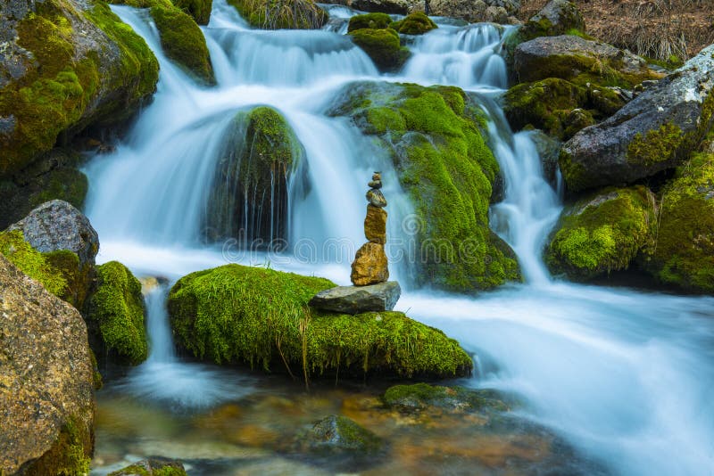 Acque Della Cascata E Pietre Di Zen Immagine Stock - Immagine di flusso ...